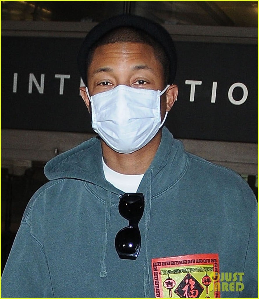 Pharrell Williams Wears Face Mask While Flying Into L.A. : Photo ...