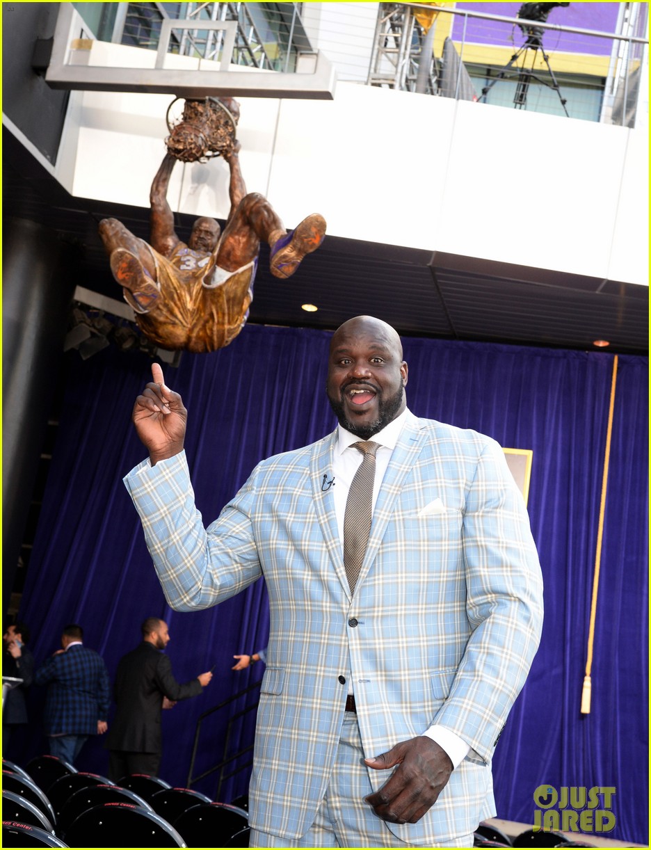 Shaquille O'Neal Honored by Lakers with Statue Outside Staples Center ...