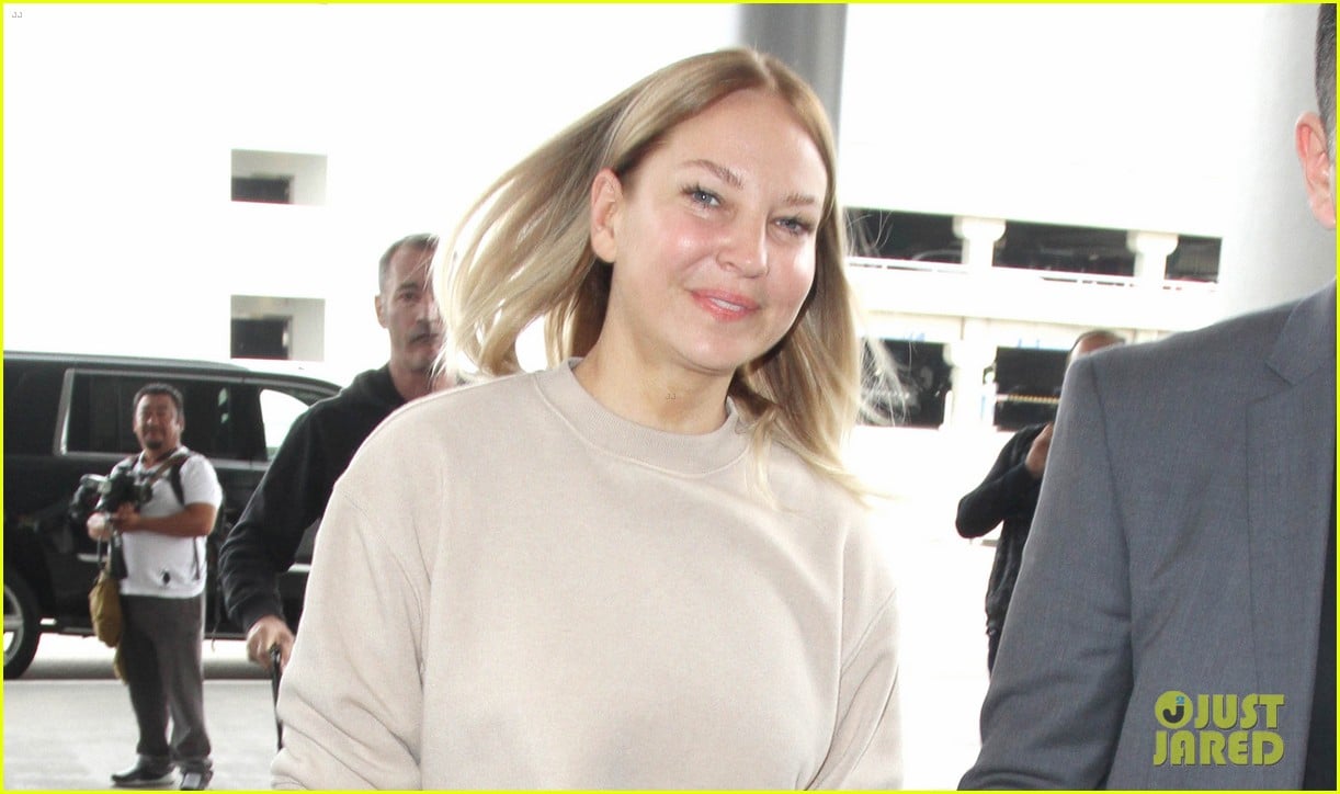 Sia Shows Her Face, Makes Rare Appearance Out Without Her Wig!: Photo ...