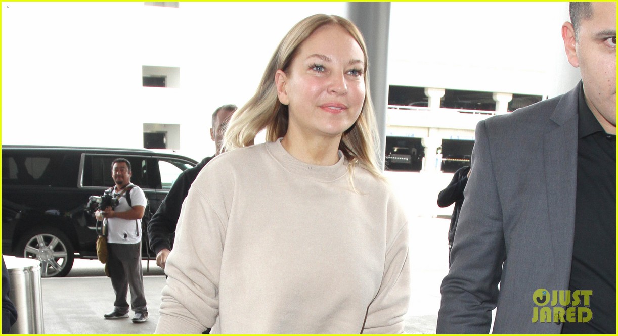 Sia Shows Her Face, Makes Rare Appearance Out Without Her Wig!: Photo ...