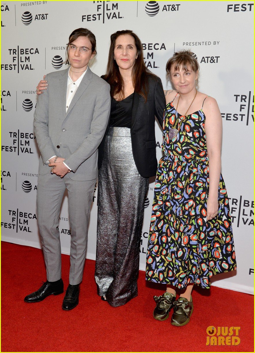 Lena Dunham & Younger Sister Grace Support Their Mom at 'My Art ...