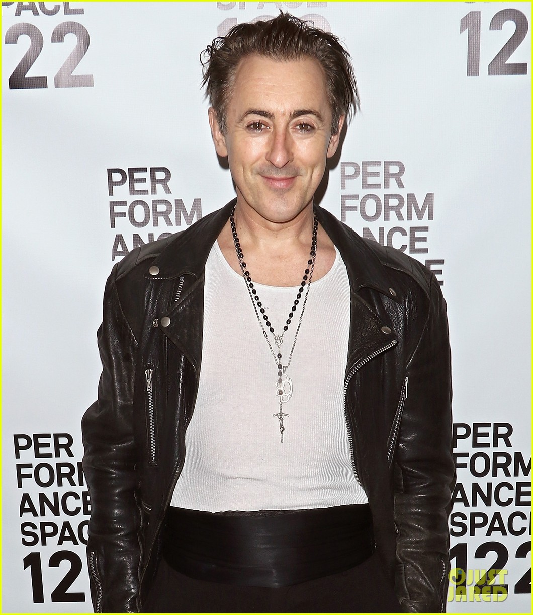 Oscar Isaac & Pregnant Girlfriend Elvira Lind Debut Baby Bump At PS 122 ...