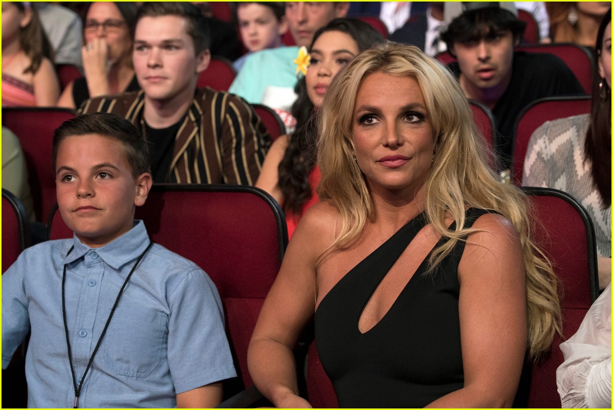 Britney Spears Receives First Icon Award at Radio Disney Music Awards ...