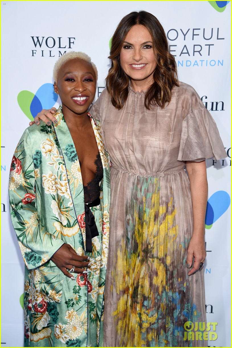 Mariska Hargitay Gets Support From Hubby Peter Hermann & Debra Messing ...