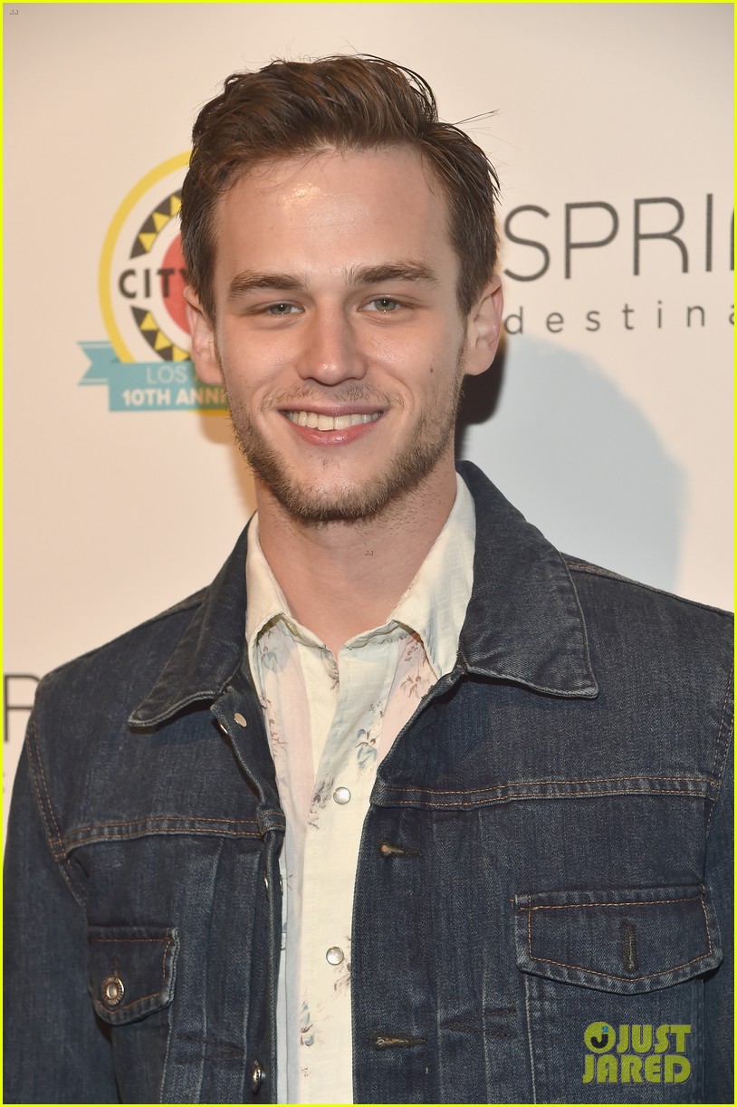 'Independence Day' Co-Stars Liam Hemsworth & Joey King Support City ...