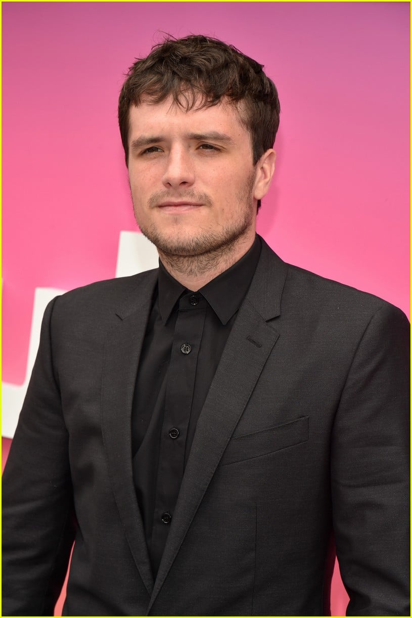 'Handmaid's Tale' Stars & Others Step Out for Hulu Upfronts!: Photo ...