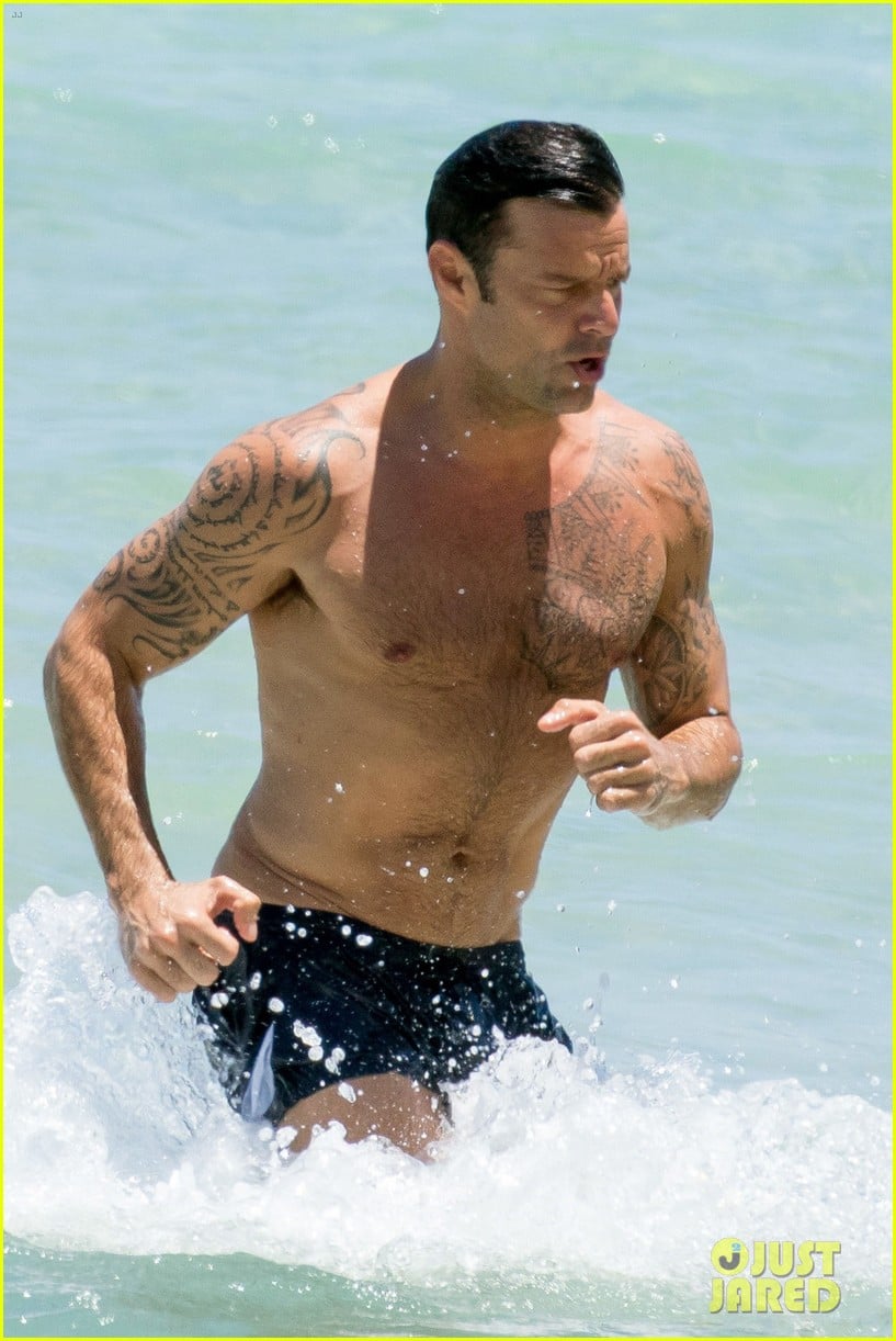 Ricky Martin Gives Off Major 'Baywatch' Vibes with Shirtless Beach Run ...