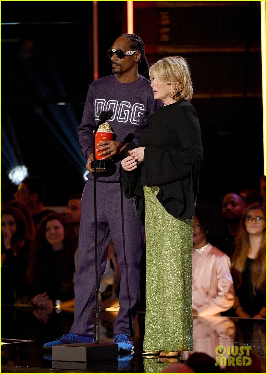 Martha Stewart Throws Middle Finger Up at Trump Portrait: Photo 3896609 ...