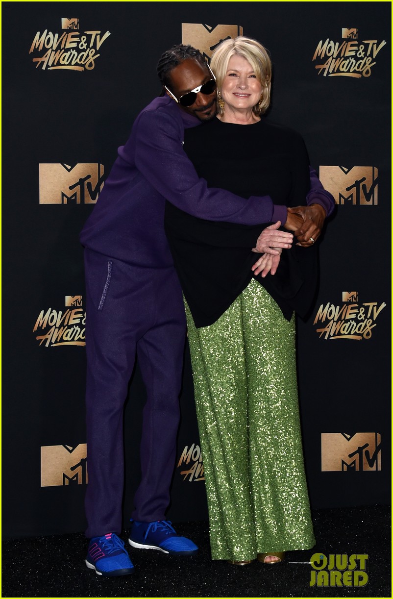 Martha Stewart Throws Middle Finger Up at Trump Portrait: Photo 3896610 ...