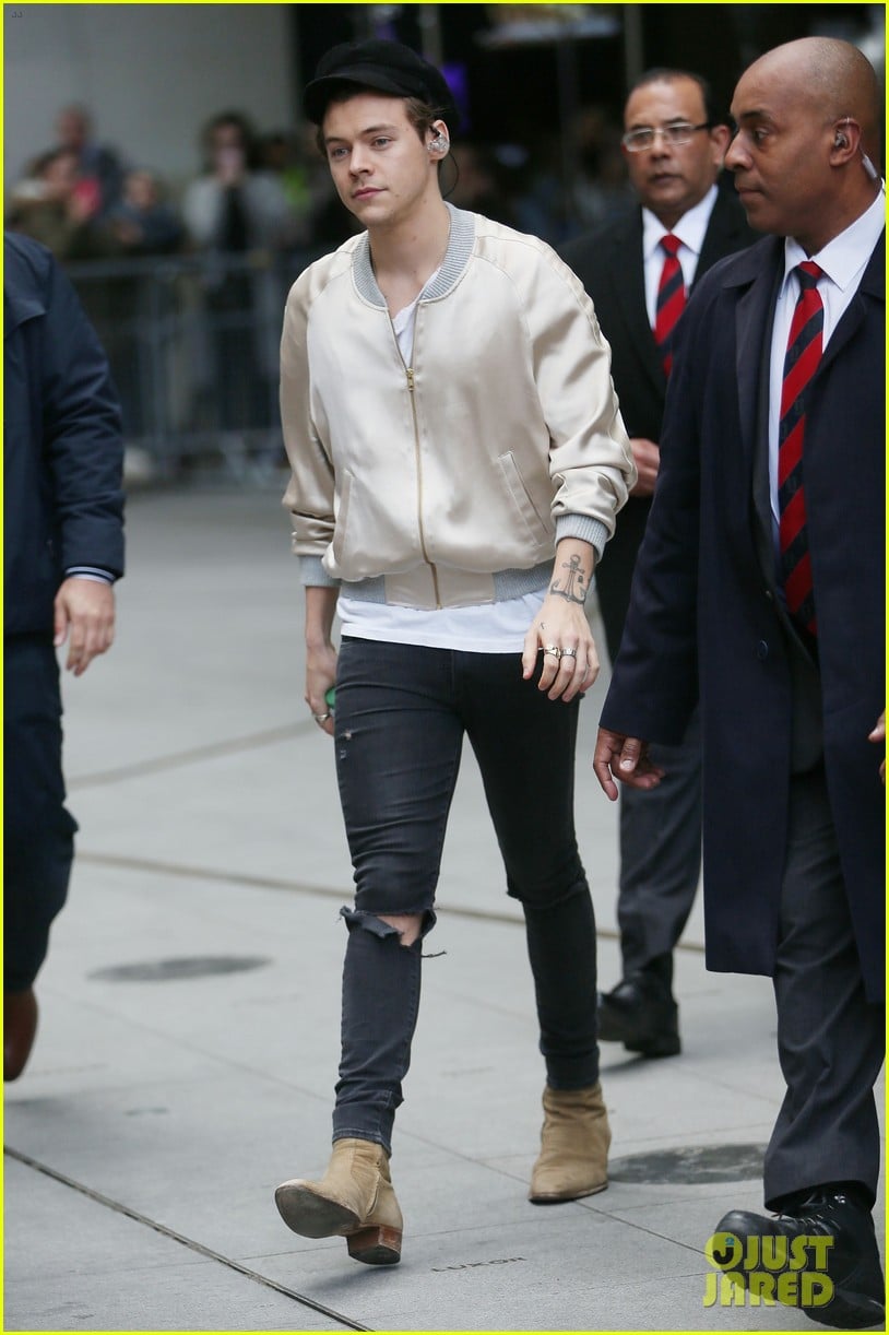 Harry Styles Looks Oh-So-Stylish While Performing New Songs from Debut ...