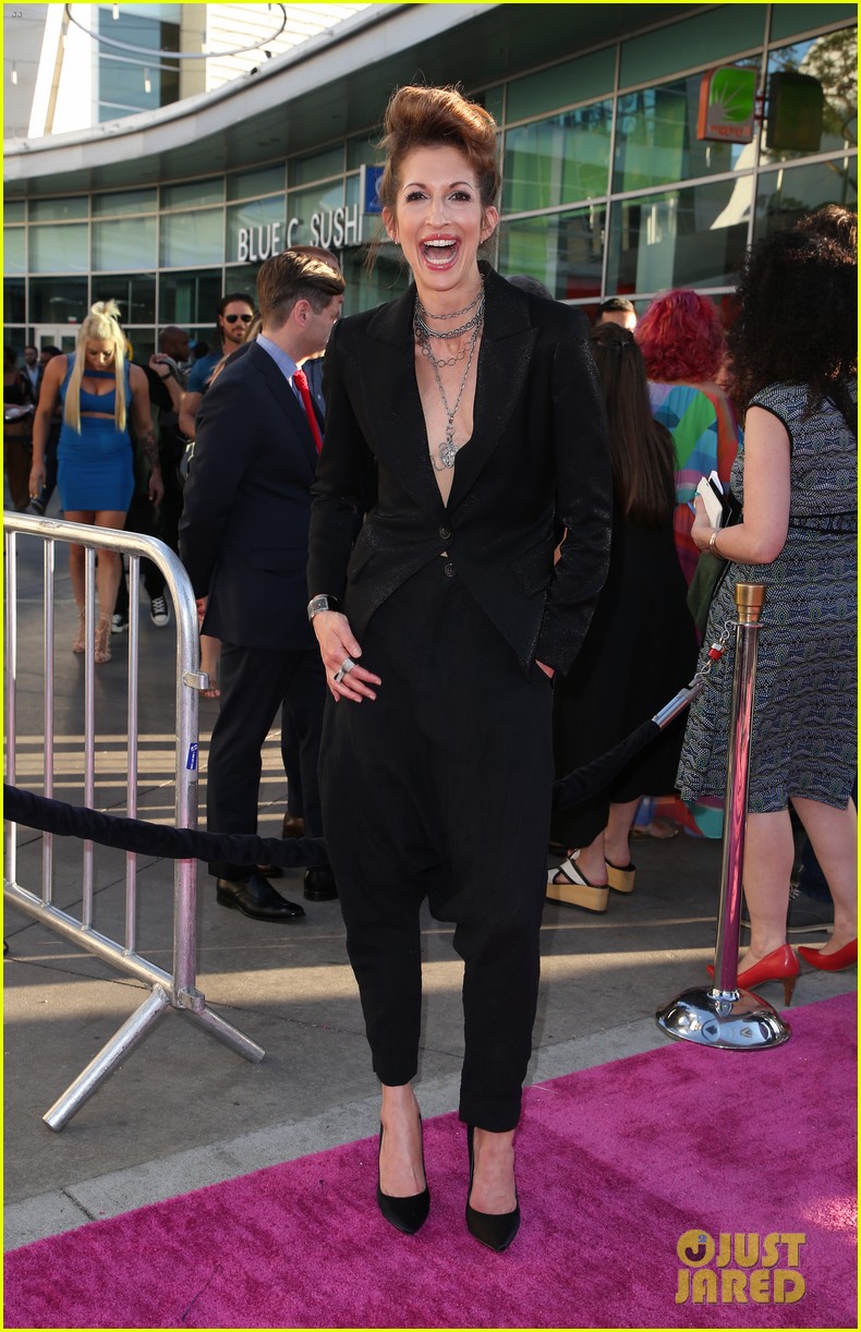 Alison Brie Gets Husband Dave Franco's Support at Netflix's 'Glow ...