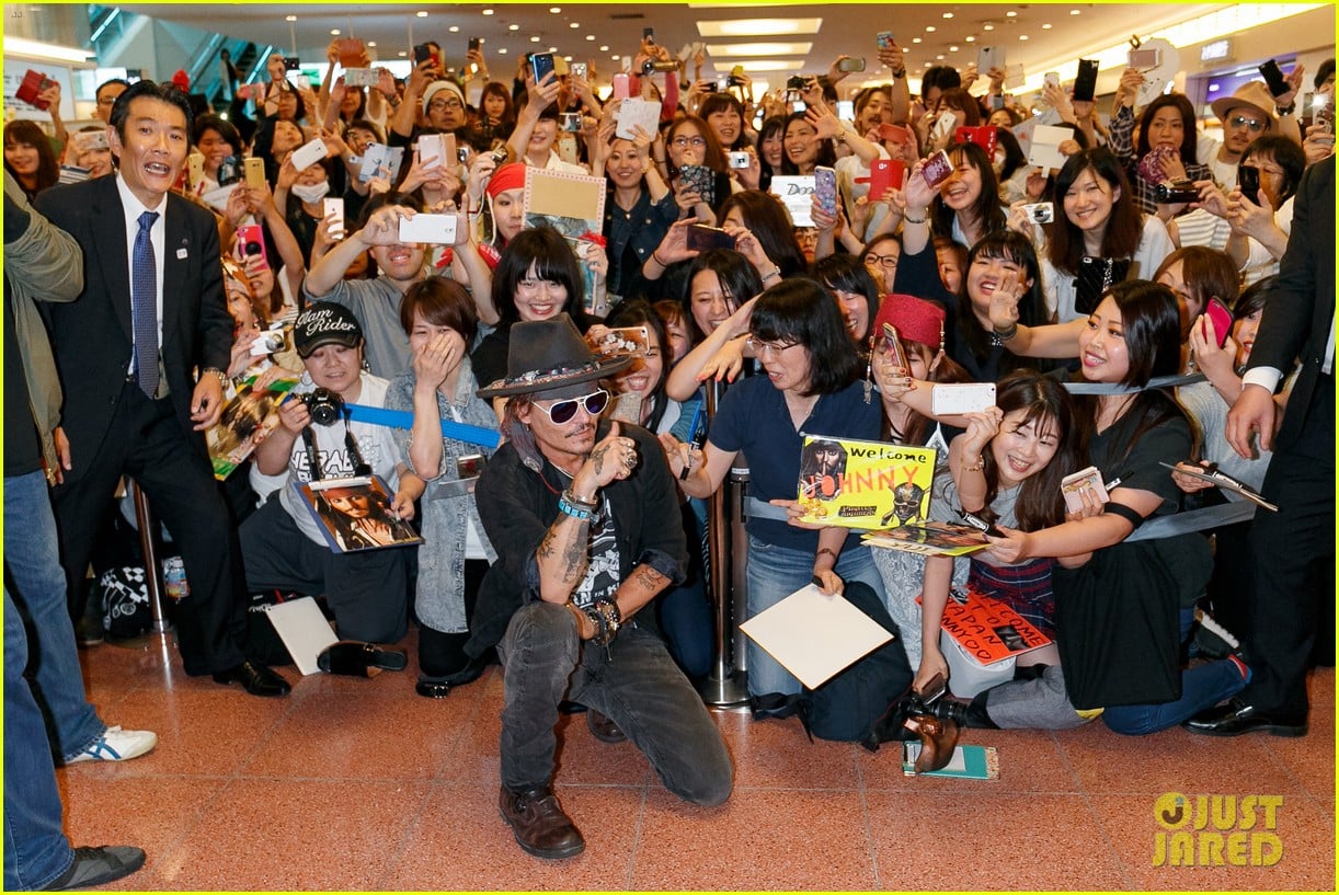 Johnny Depp Poses for Epic Photos with Fans in Japan: Photo 3916531 | Johnny Depp Photos | Just ...