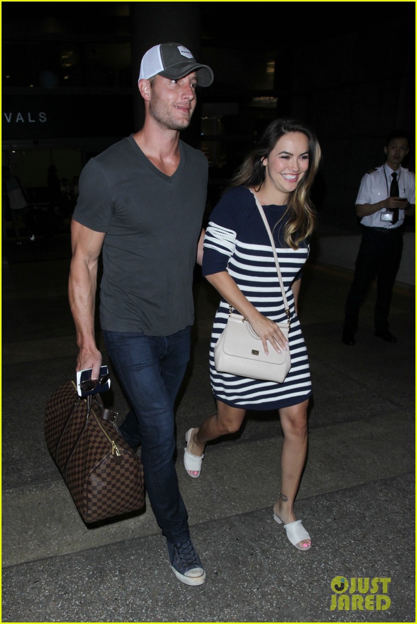 Justin Hartley & Fiancee Chrishell Stause Arrive Back in LA: Photo ...