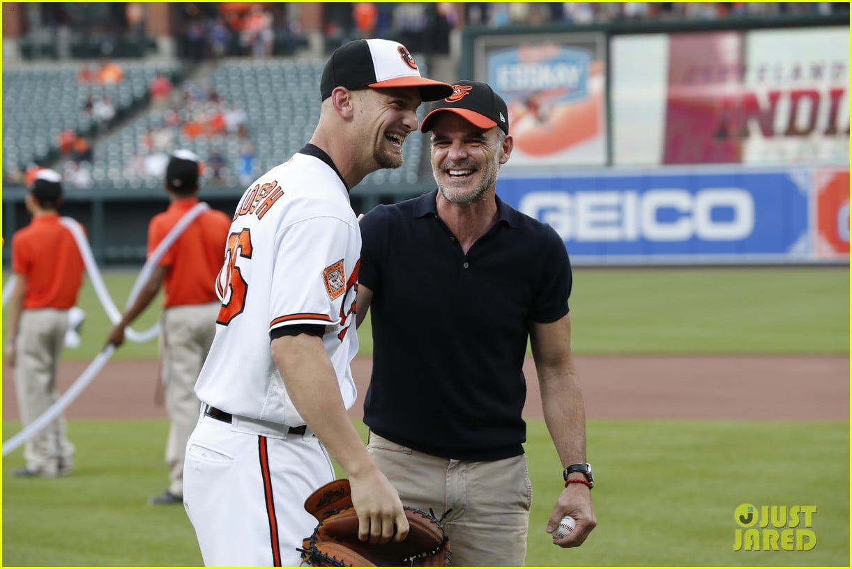 House of Cards' Michael Kelly Throws Out First Pitch for Orioles ...
