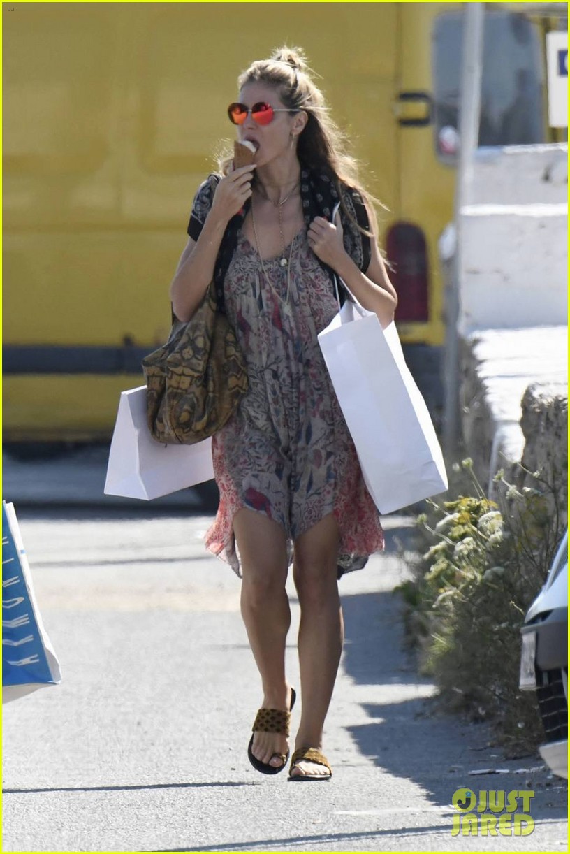 Heidi Klum Enjoys Ice Cream Cone With Vito Schnabel in Greece: Photo ...