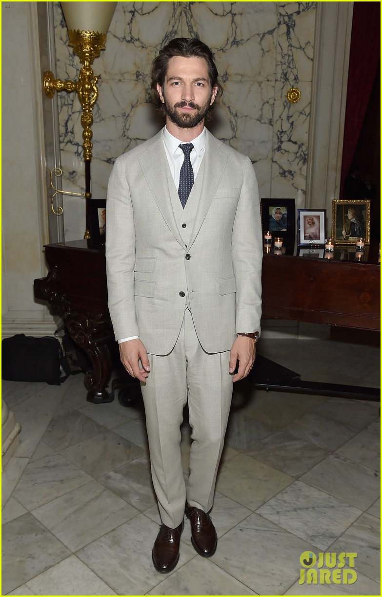 Game of Thrones' Michiel Huisman Lands Role in Netflix's 'Haunting of ...