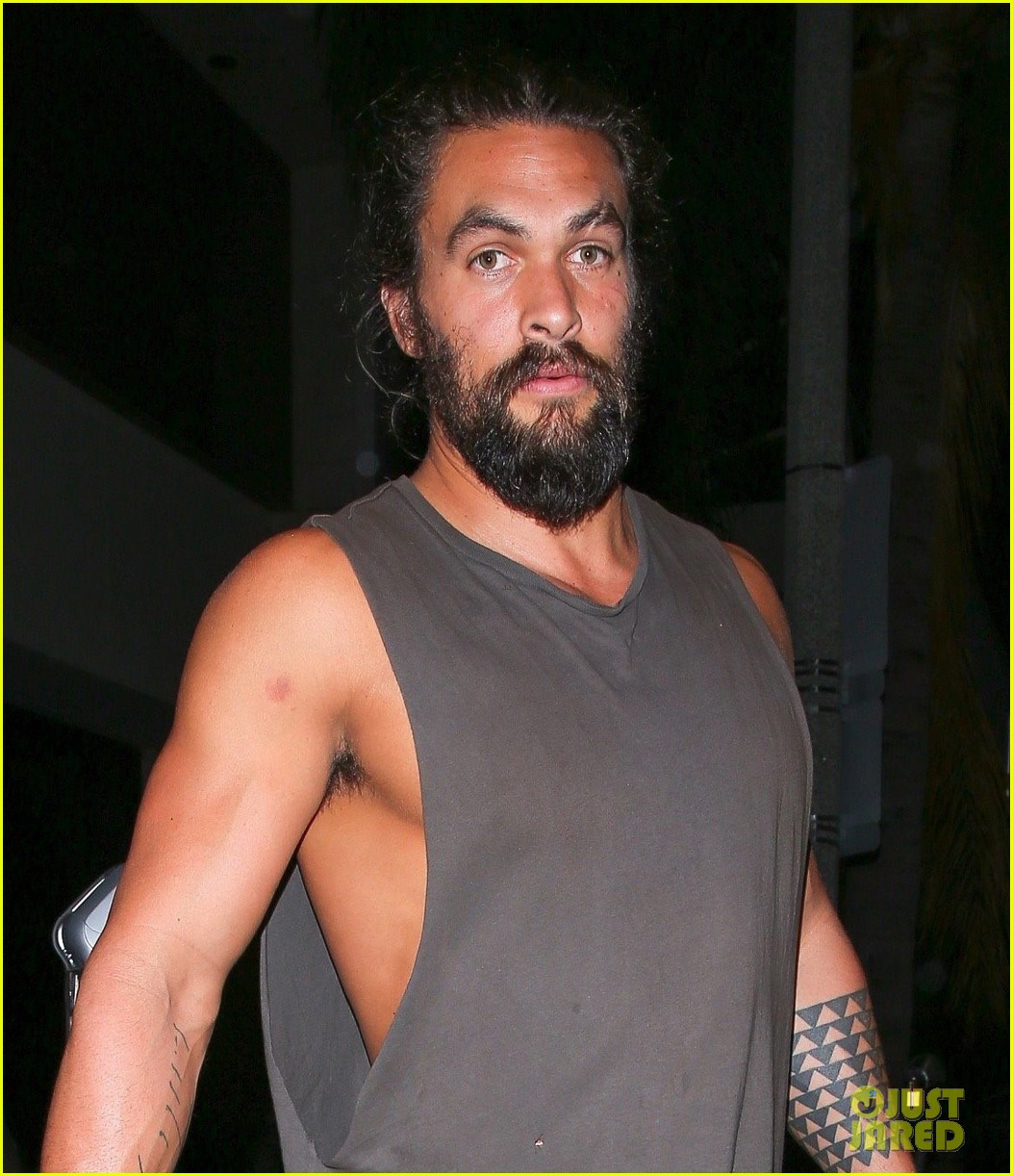 Jason Momoa Muscles Up at Dinner, Bares His Biceps: Photo 3919007 ...