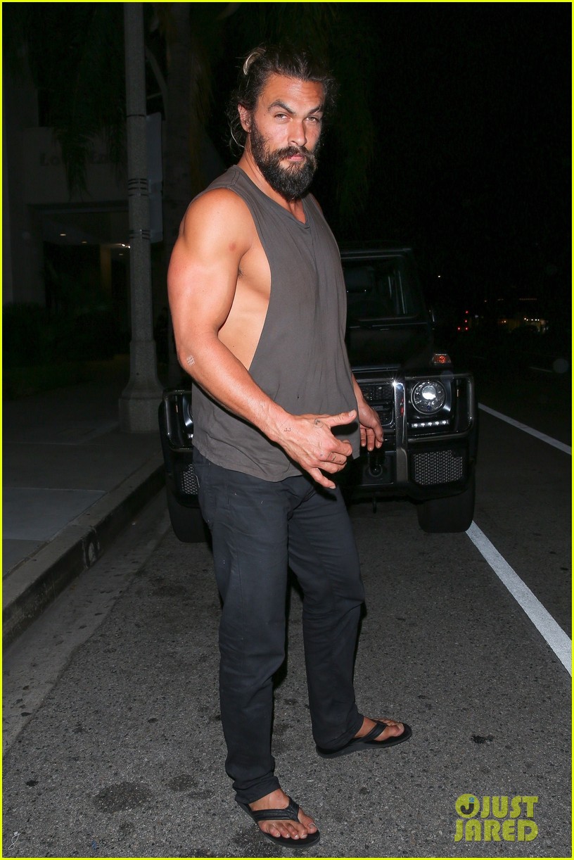 Jason Momoa Muscles Up at Dinner, Bares His Biceps: Photo 3919013 ...