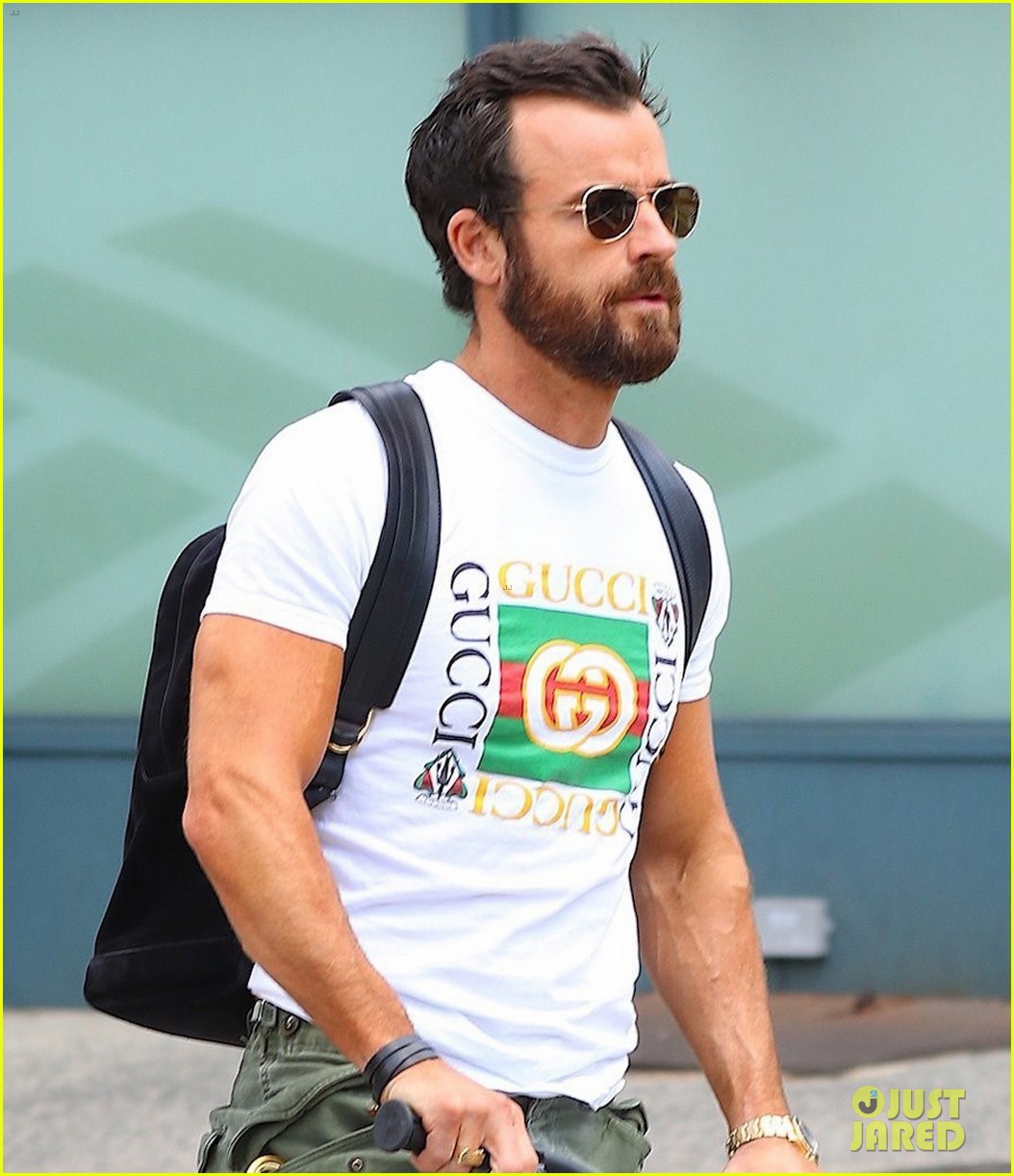 Justin Theroux Muscles Up for Big Apple Bike Ride: Photo 3908008 ...