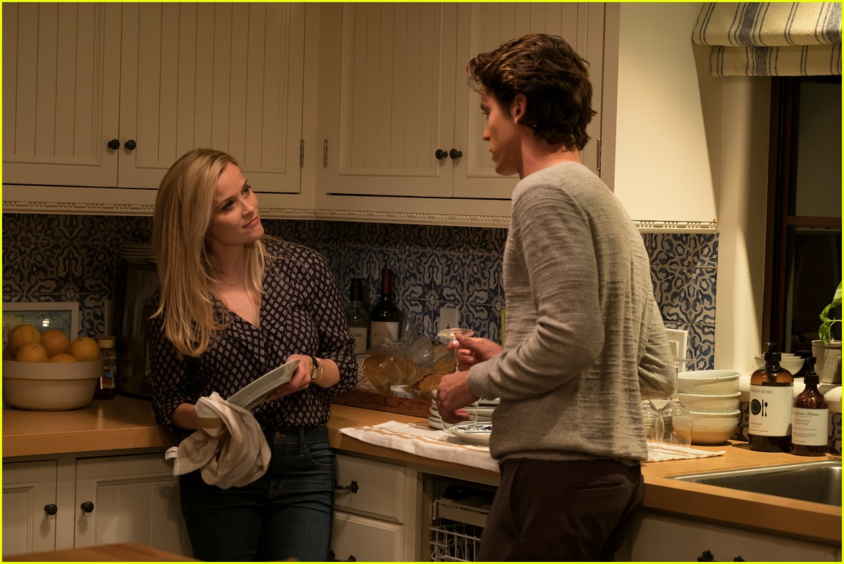 Reese Witherspoon Falls for Younger Guy in 'Home Again' Trailer: Photo ...