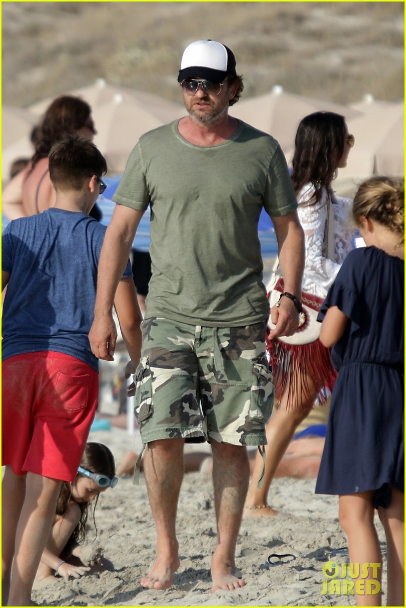 Gerard Butler Goes Incognito on Crowded Beach in Spain: Photo 3930684 ...