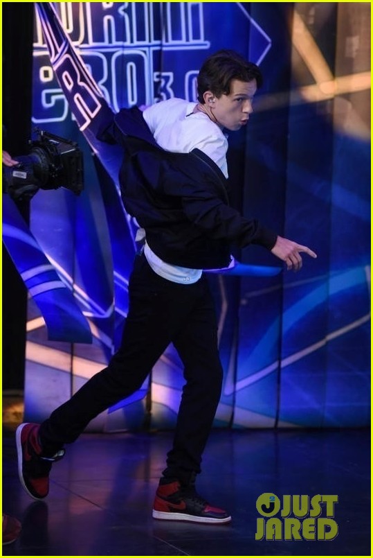 Tom Holland Teaches Spanish TV Host How to Be Spider-Man: Photo 3924432 ...