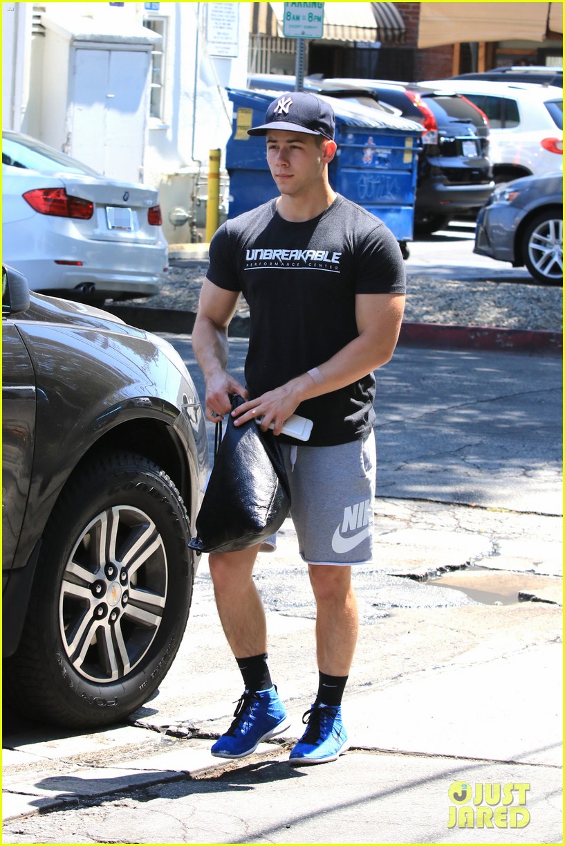 Nick Jonas Shows Off His Buff Arm Muscles After a Workout: Photo ...