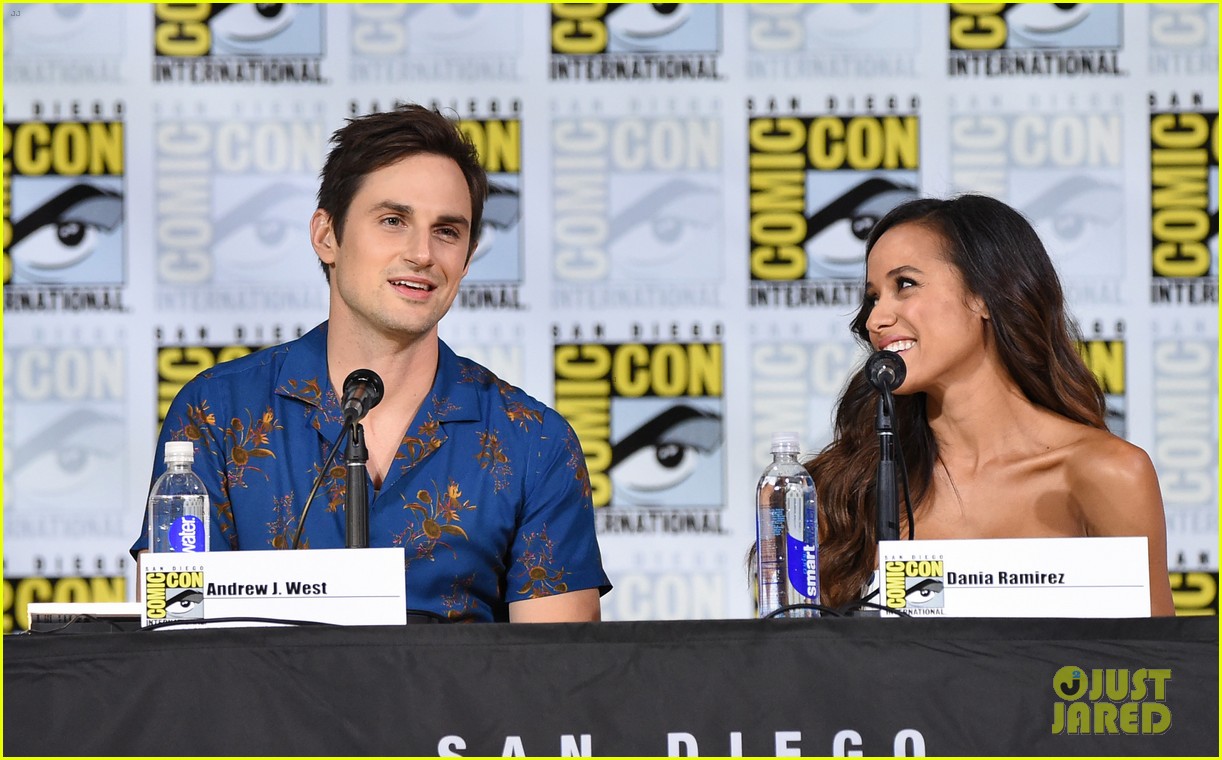 'Once Upon a Time' Cast Debuts Season 7 Trailer at Comic Con - Watch ...