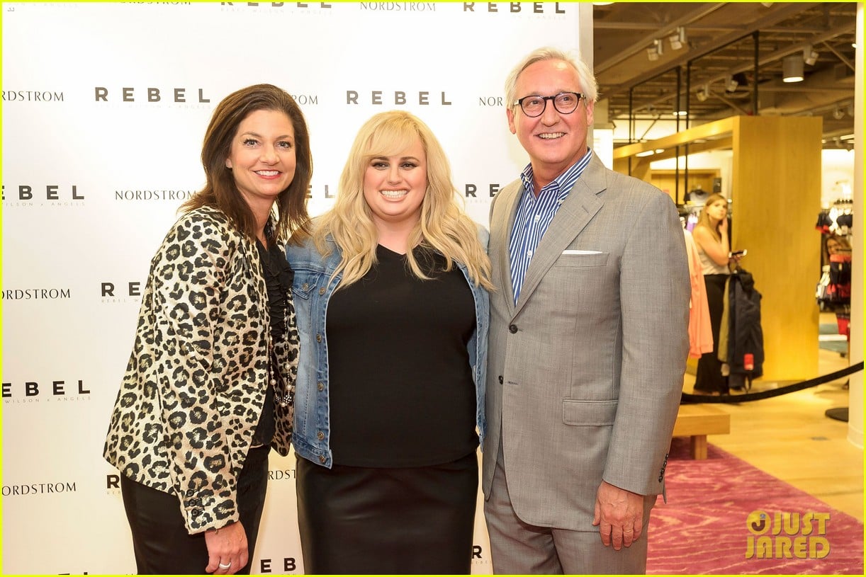 Rebel Wilson Poses with Fans at Clothing Line Launch!: Photo 3932857 ...