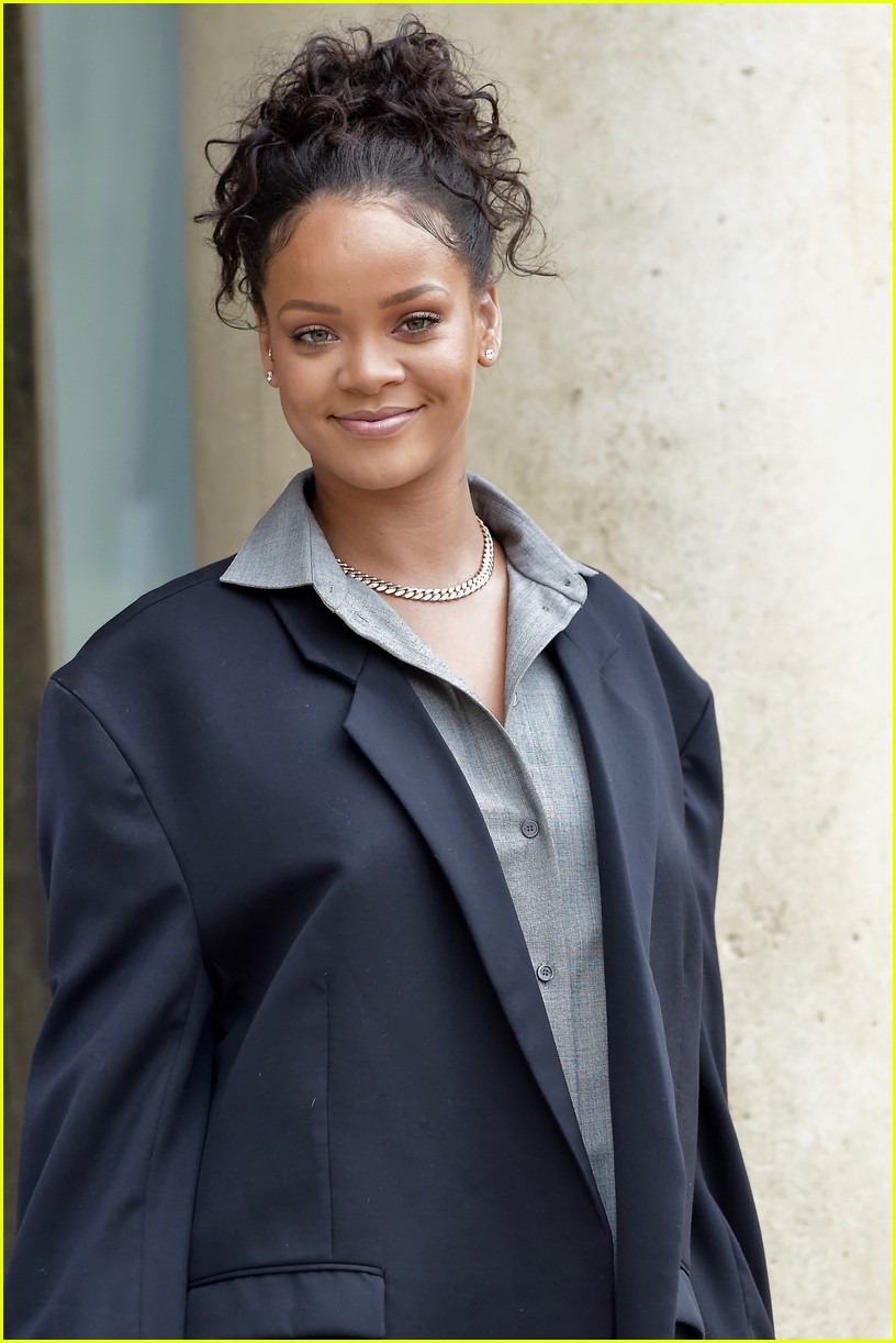 Rihanna Responds to Body Shamers Calling Her 'Too Fat': Photo 3935681 ...