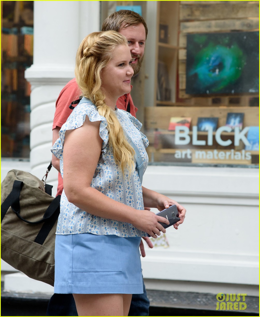 Amy Schumer Is Feeling Pretty in Blue on New Movie Set!: Photo 3934816 ...