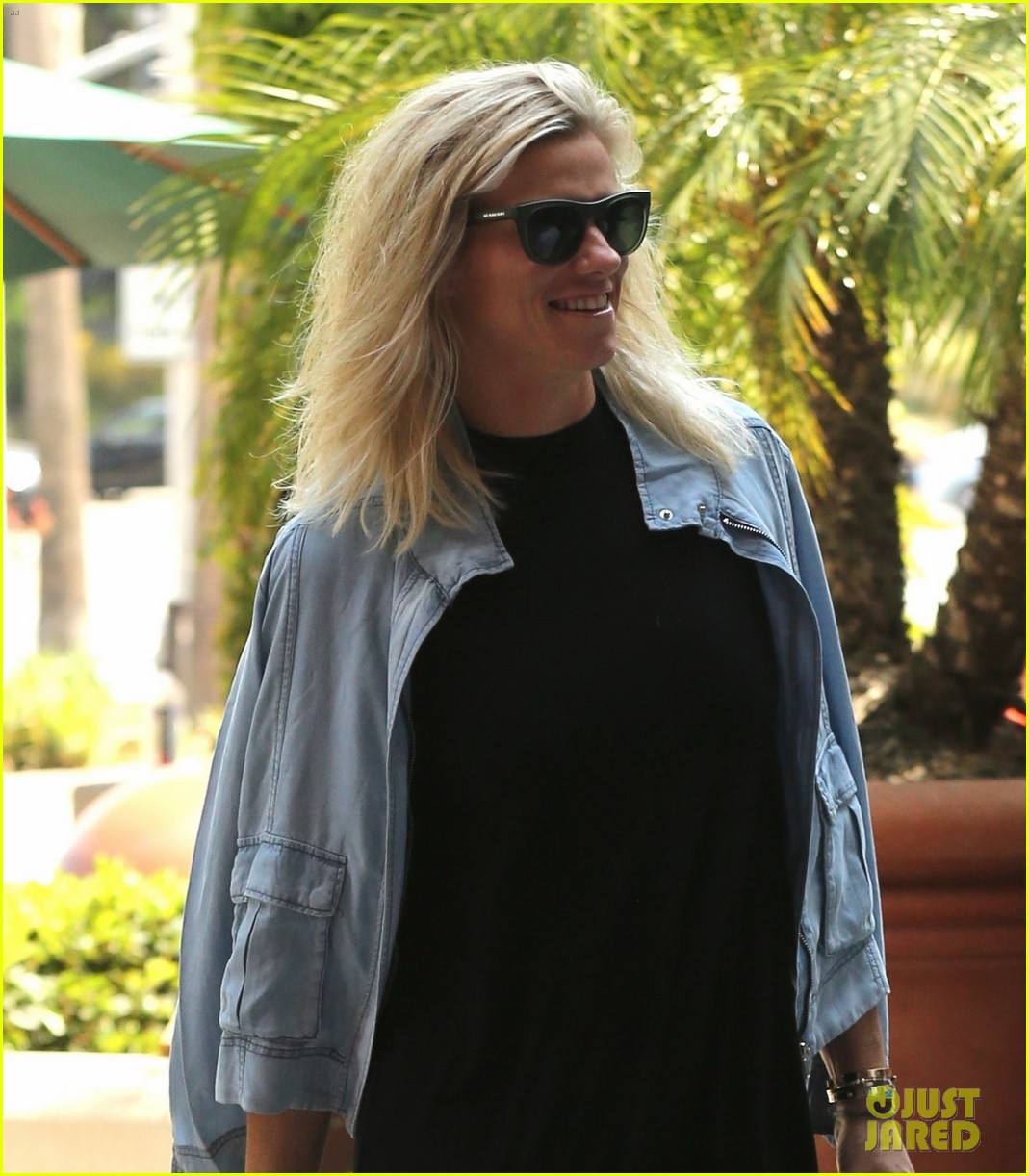 Ben Affleck's Girlfriend Lindsay Shookus Is All Smiles After Coffee ...