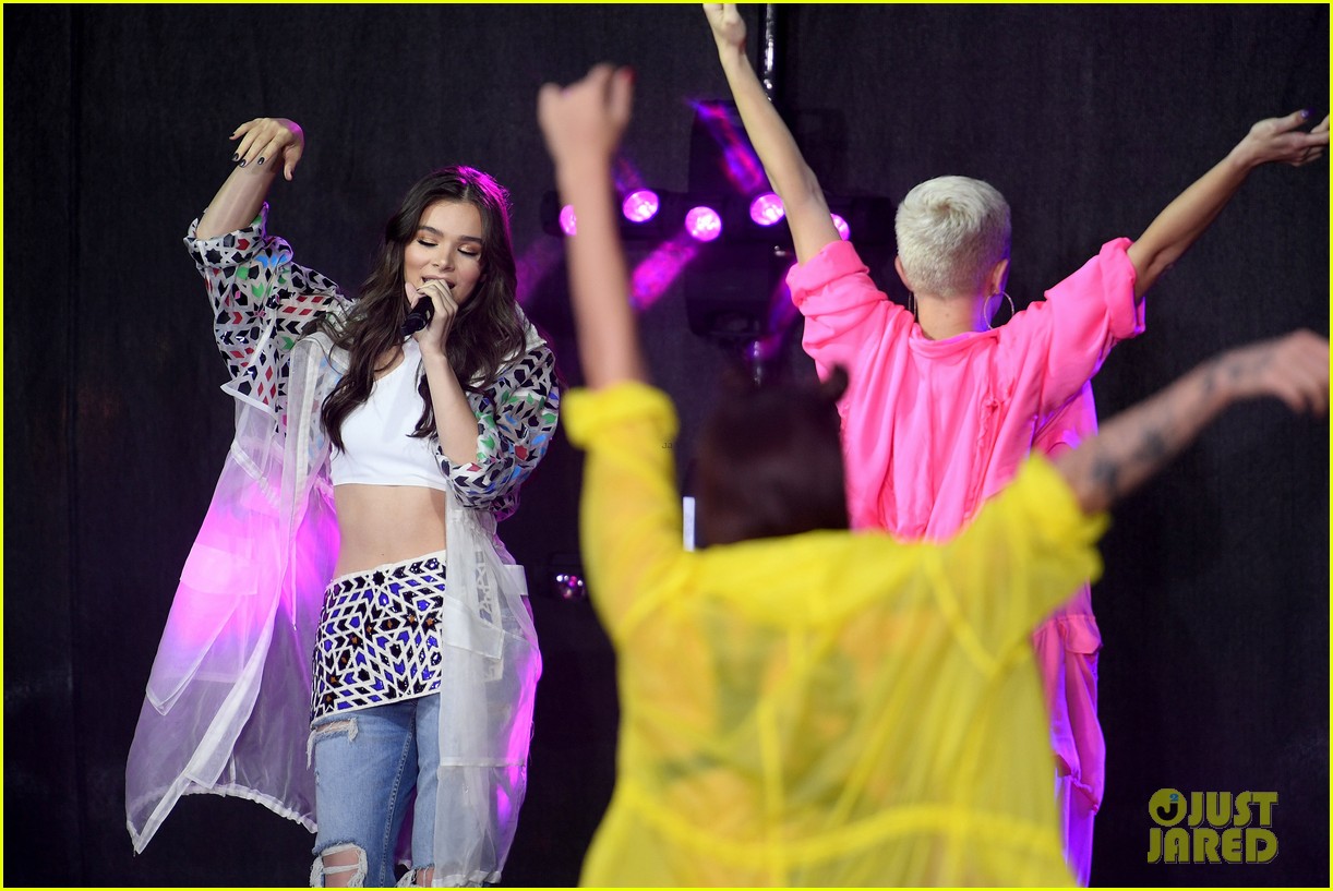 Hailee Steinfeld Sings in the Rain for Today Show Concert (Video ...
