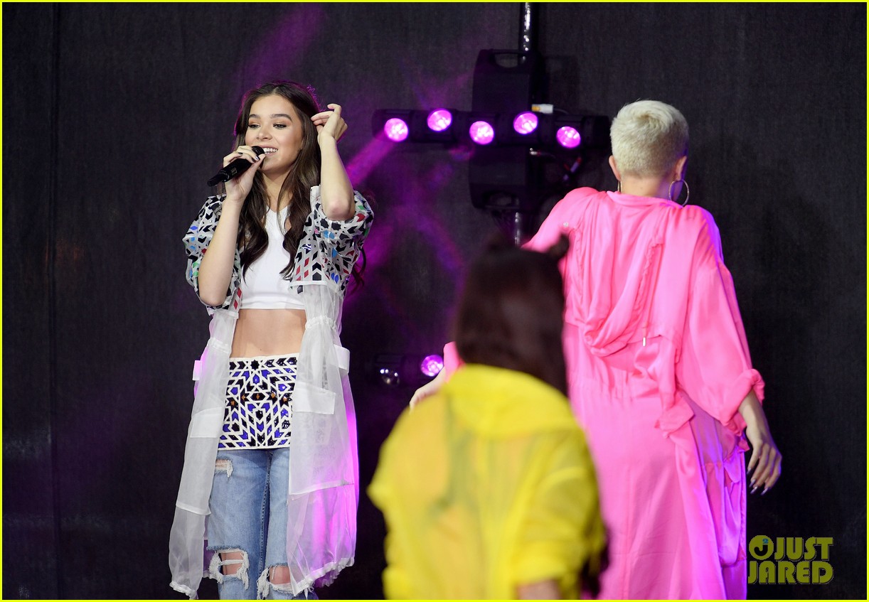 Hailee Steinfeld Sings in the Rain for Today Show Concert (Video ...