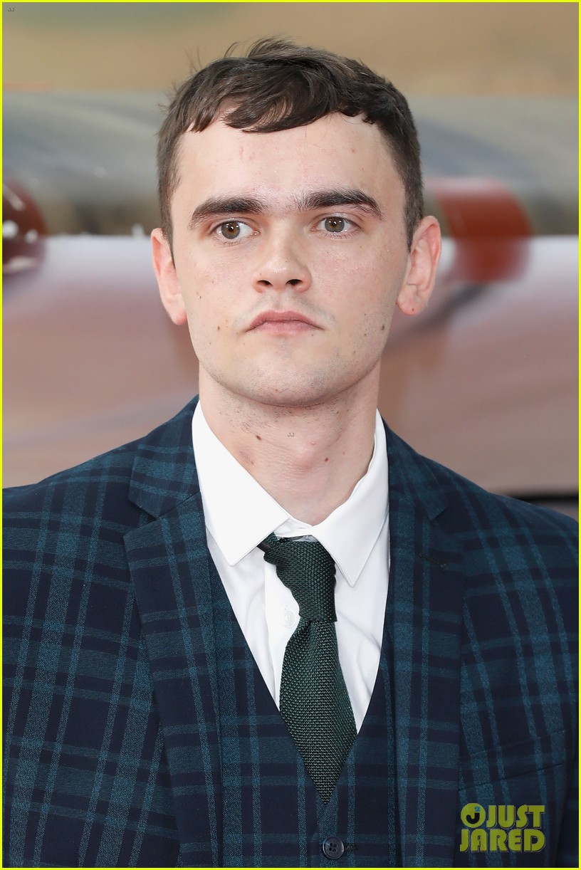 Harry Styles Joins Tom Hardy & 'Dunkirk' Cast at London World Premiere ...