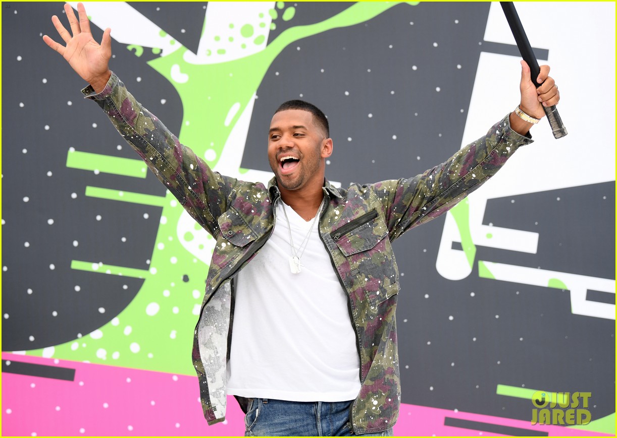 Russell Wilson Takes Step-Son Future Jr. to Nickelodeon Kids' Choice ...