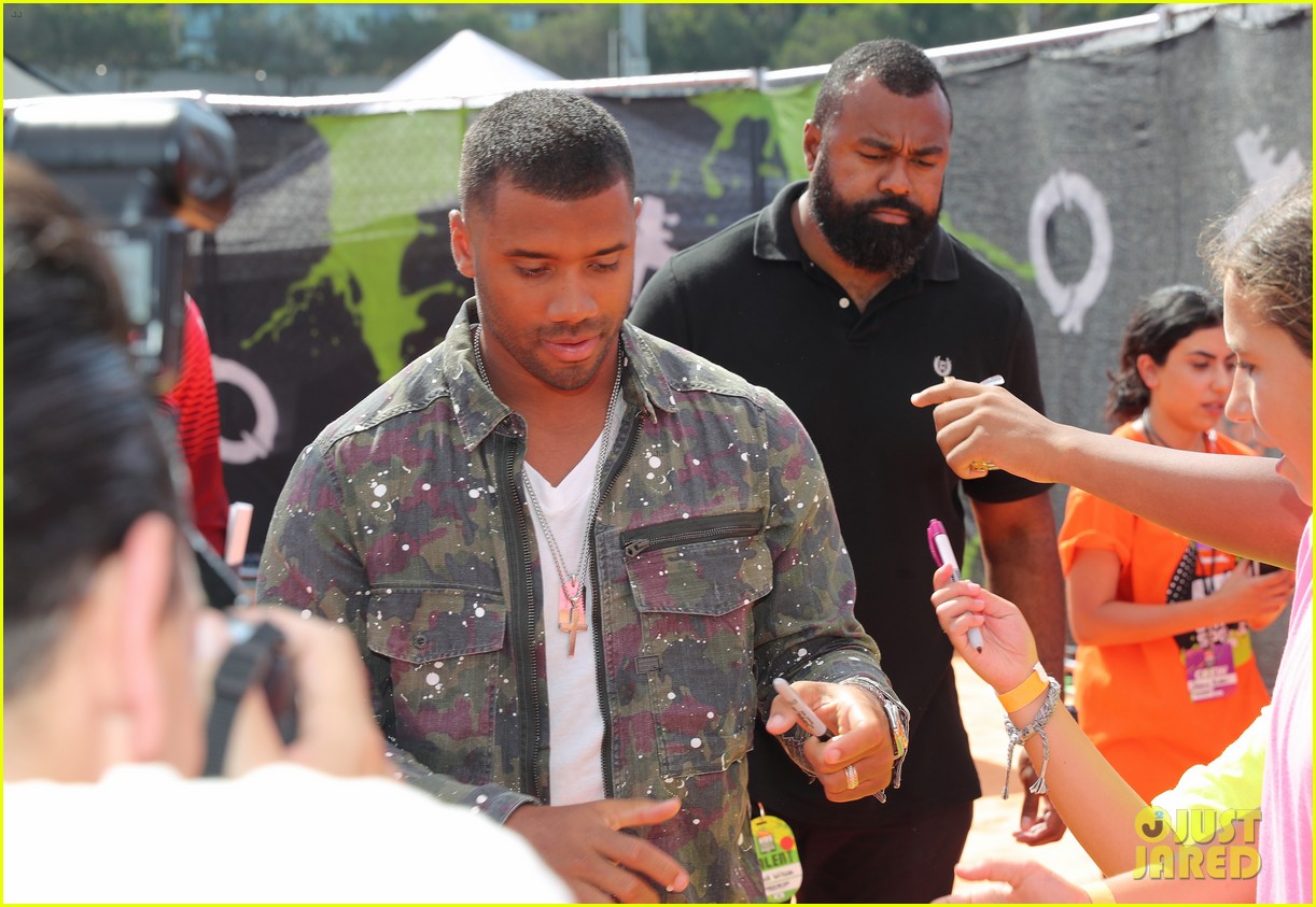 Russell Wilson Takes Step-Son Future Jr. to Nickelodeon Kids' Choice ...