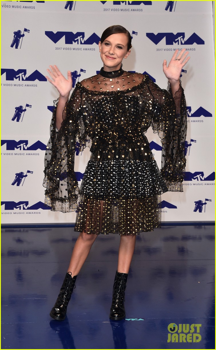 Millie Bobby Brown & Yara Shahidi Shine on MTV VMAs 2017 Red Carpet ...
