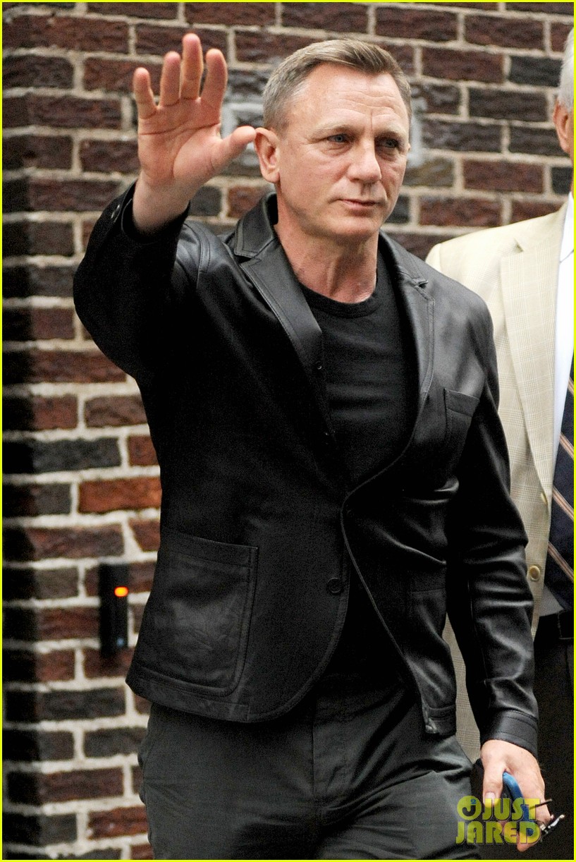 Daniel Craig Looks Suave for 'Colbert' Taping!: Photo 3942336 | Daniel ...