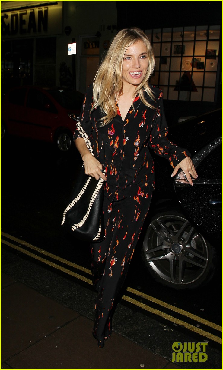 Sienna Miller is All Smiles Arriving at Dinner in London: Photo 3940614 ...