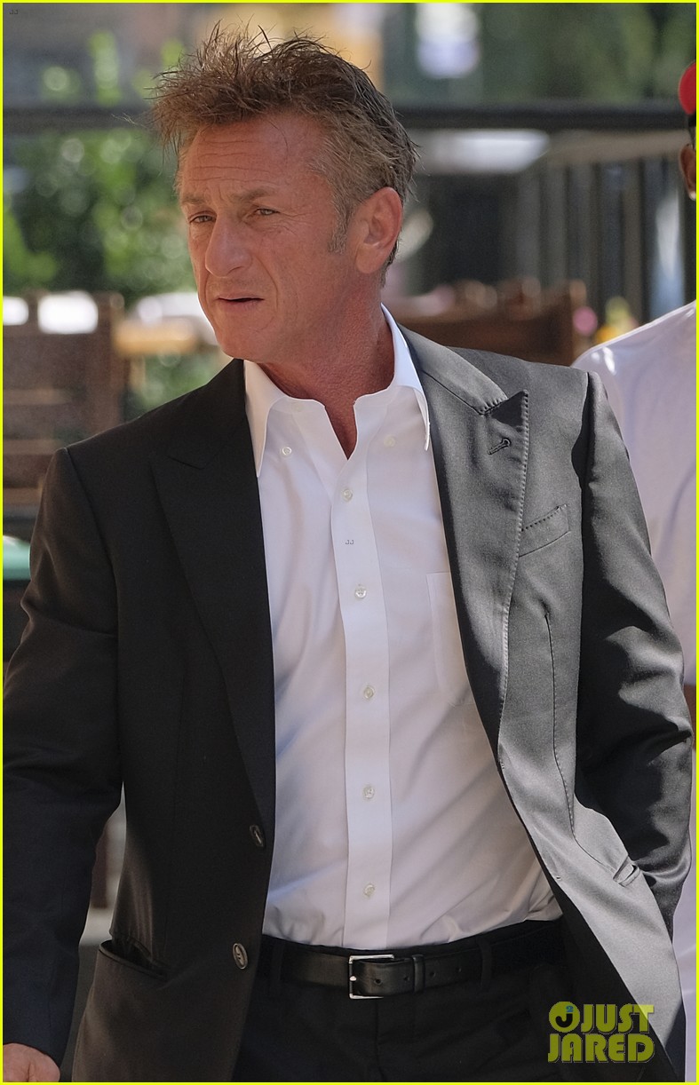 Sean Penn Suits Up for a Day Out in New York City: Photo 3944964 | Sean ...