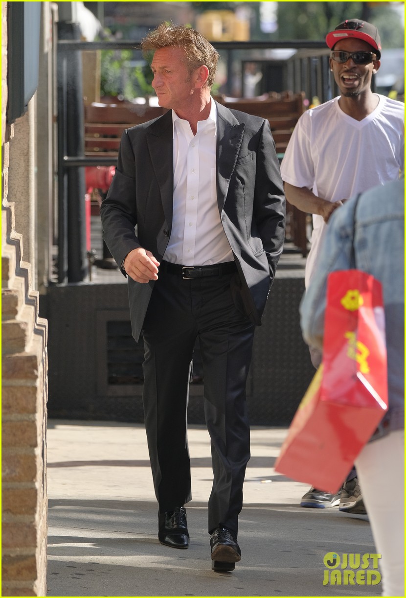 Sean Penn Suits Up for a Day Out in New York City: Photo 3944969 | Sean ...
