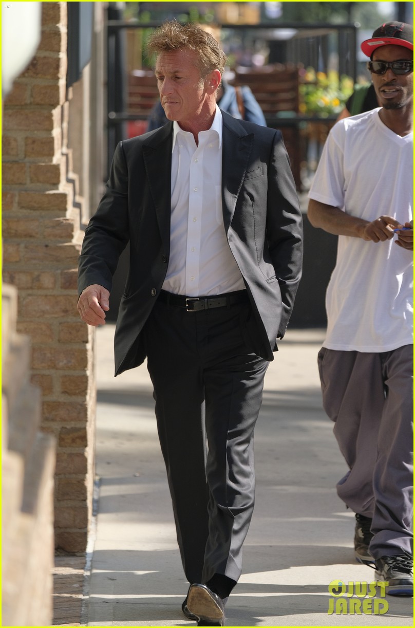 Sean Penn Suits Up for a Day Out in New York City: Photo 3944978 | Sean ...