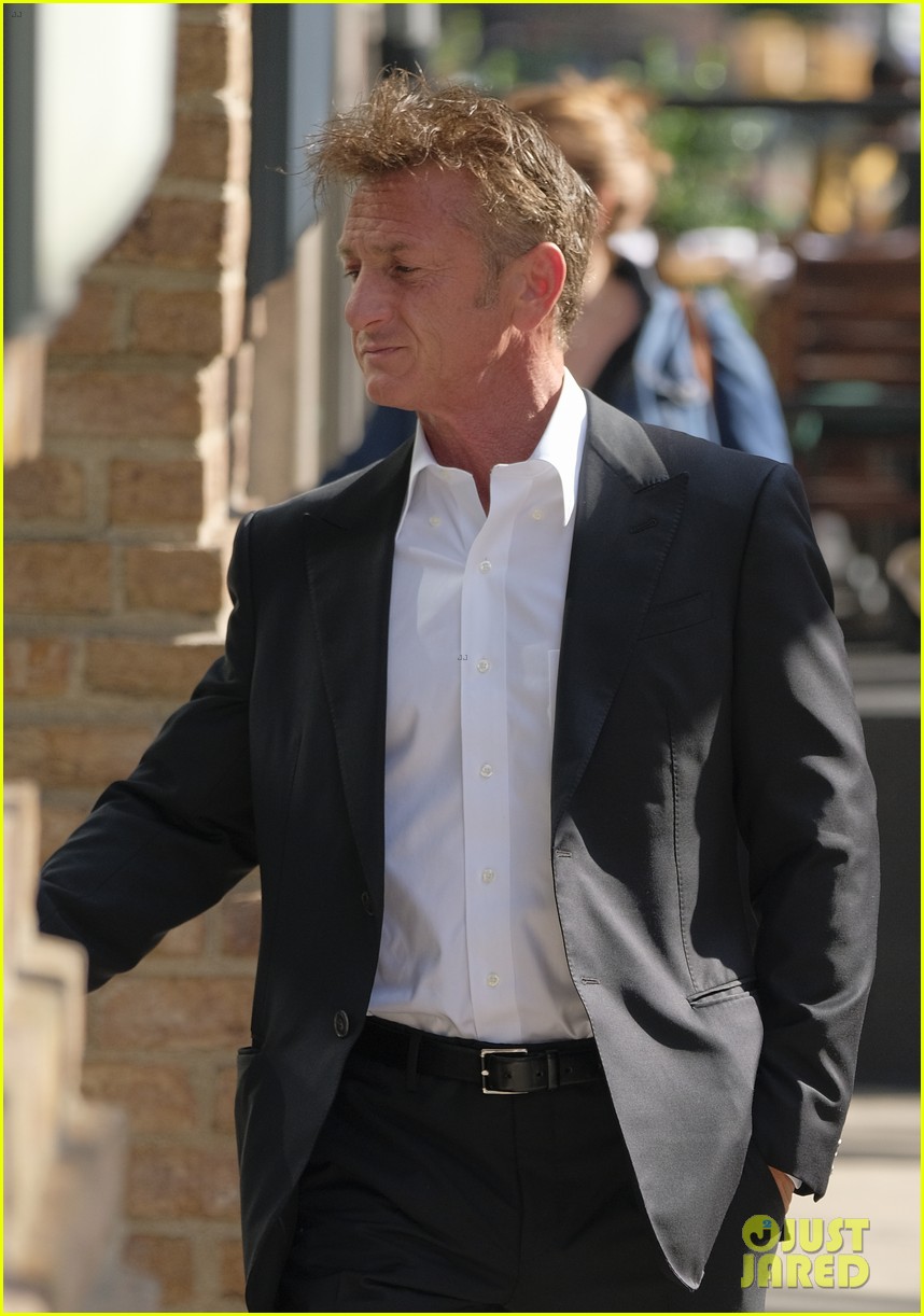 Sean Penn Suits Up for a Day Out in New York City: Photo 3944979 | Sean ...