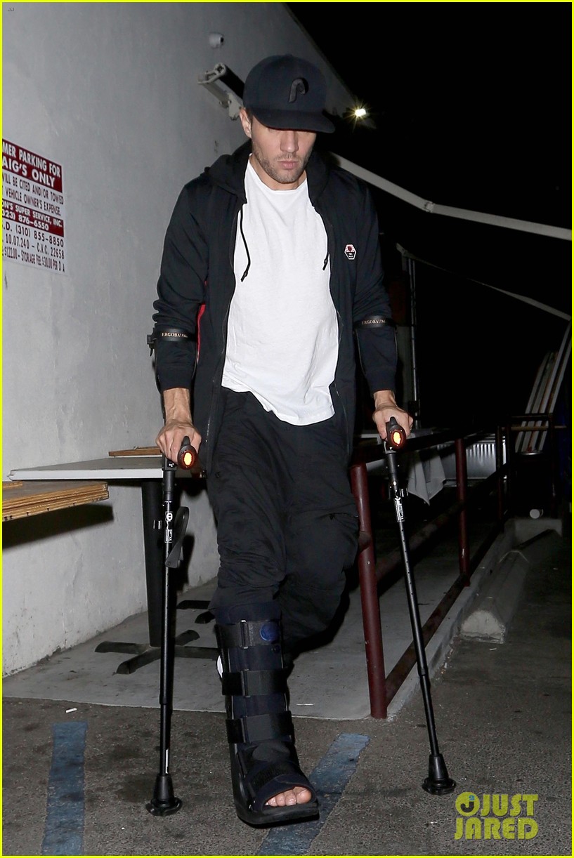 Ryan Phillippe Walks on Crutches After Breaking His Leg: Photo 3940886 ...