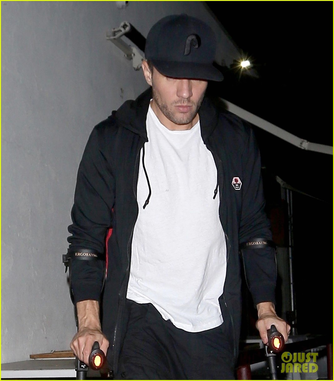 Ryan Phillippe Walks on Crutches After Breaking His Leg: Photo 3940888 ...