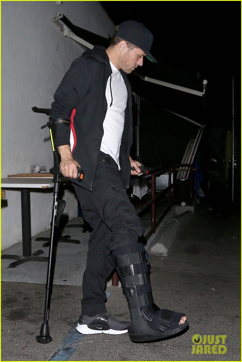 Ryan Phillippe Walks on Crutches After Breaking His Leg: Photo 3940889 ...