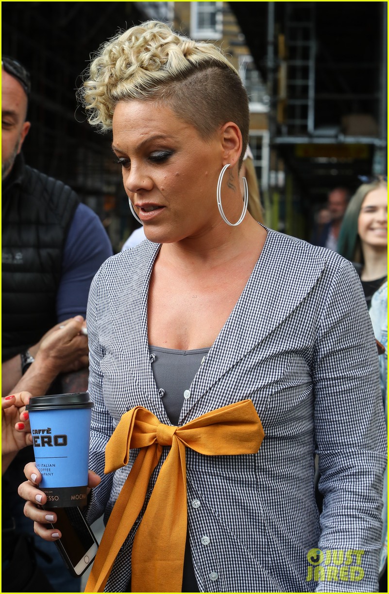 Pink Gives Update on Christina Aguilera Feud: Photo 3942588 | Christina ...