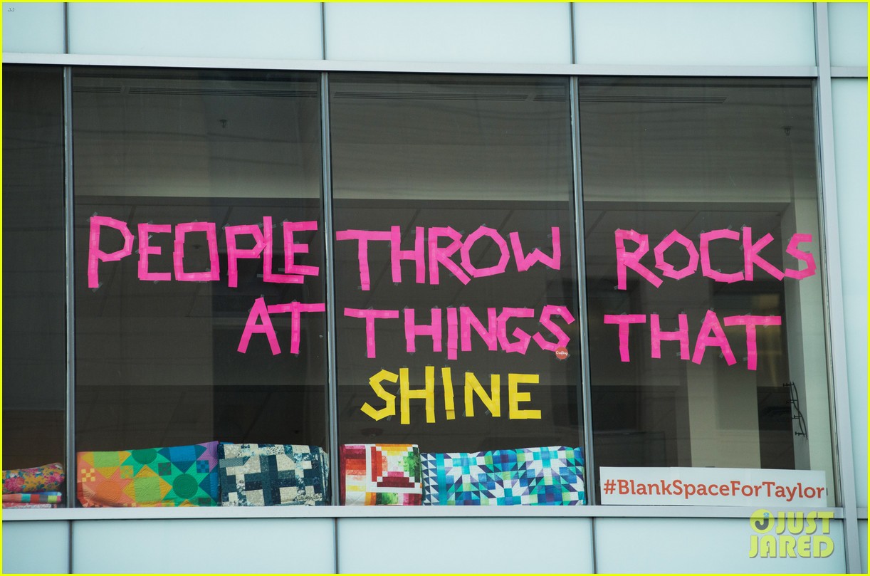 Taylor Swift Sends Flowers to Company Sharing Post-It Messages in ...