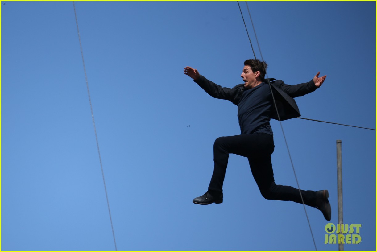 Tom Cruise Possibly Injured in 'Mission: Impossible 6' Stunt: Photo ...